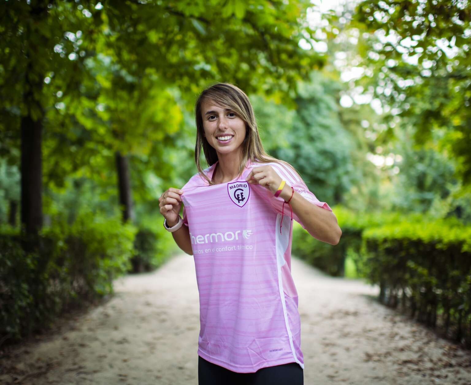 Oficial: Nuestro Madrid CFF presenta su uniforme visitante - Web ...